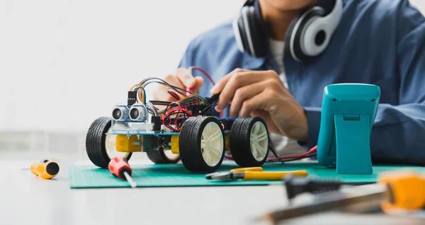 🎓 Hands-on Robotics – From Basic Circuits to Smart Robots – Programming24 School